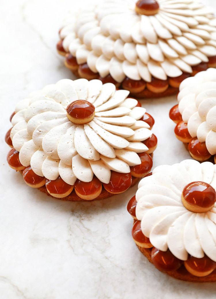 Vanilla Caramel Saint-Honore Flower