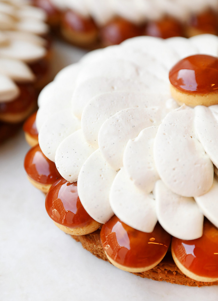 Vanilla Caramel Saint-Honore Flower
